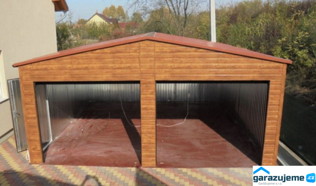 Garážujeme s.r.o. - WOOD 016 - zateplená dvojgaráž z plechu v dekoru dřeva 6 x 6 m se sekčními vraty